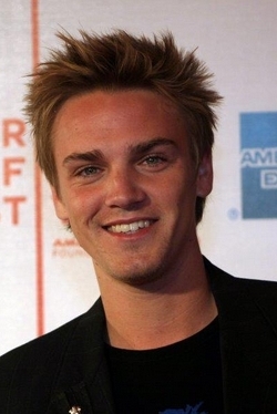 Bio Riley Smith | Showbizzsite