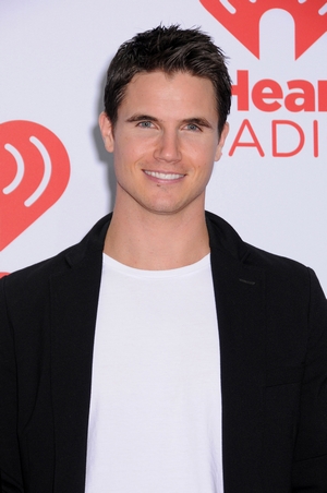 Bio Robbie Amell | Showbizzsite