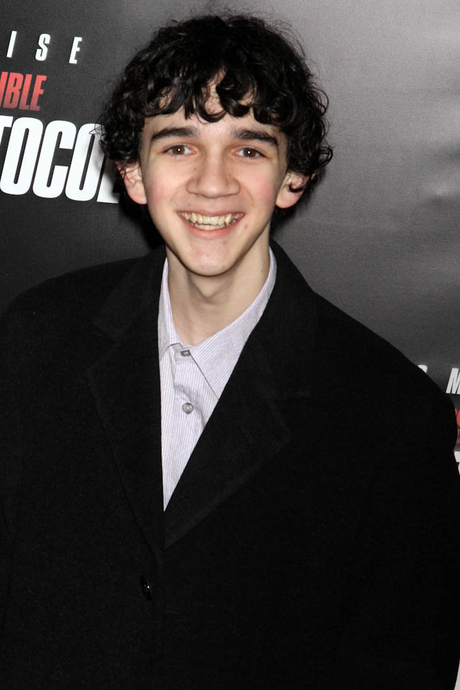 Bio Zach Mills | Showbizzsite