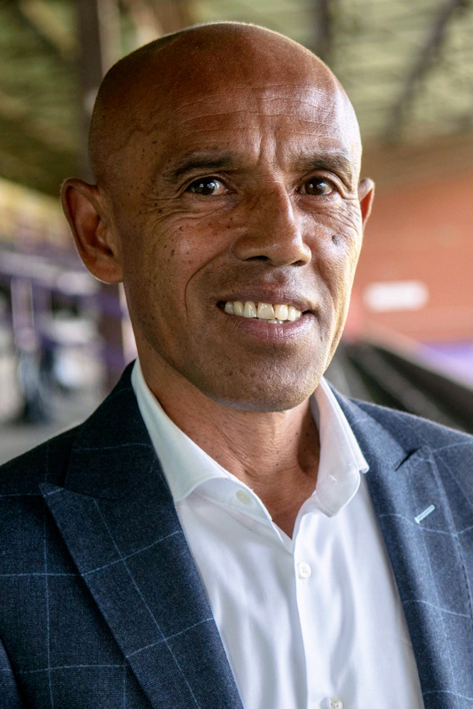 Bio Simon Tahamata | Showbizzsite