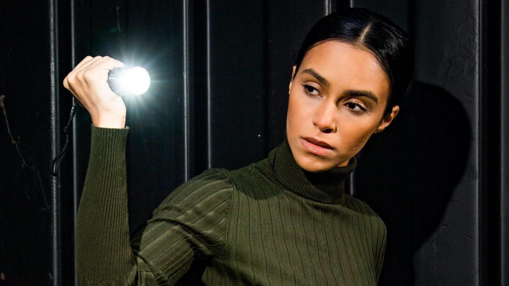 Nora Gharib telt af | Showbizzsite