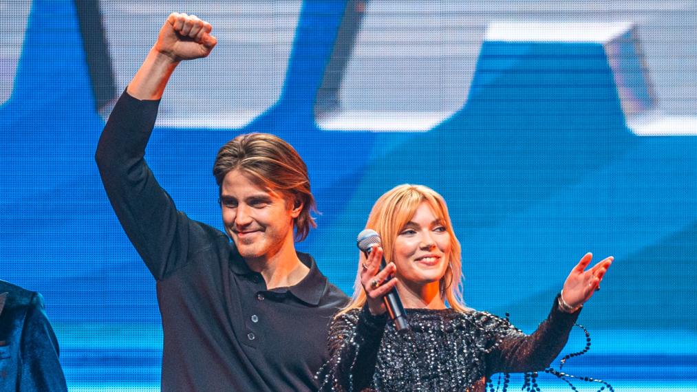 Maksim en Hannah Mae winnen Qmusic Award voor Hit van het Jaar ...