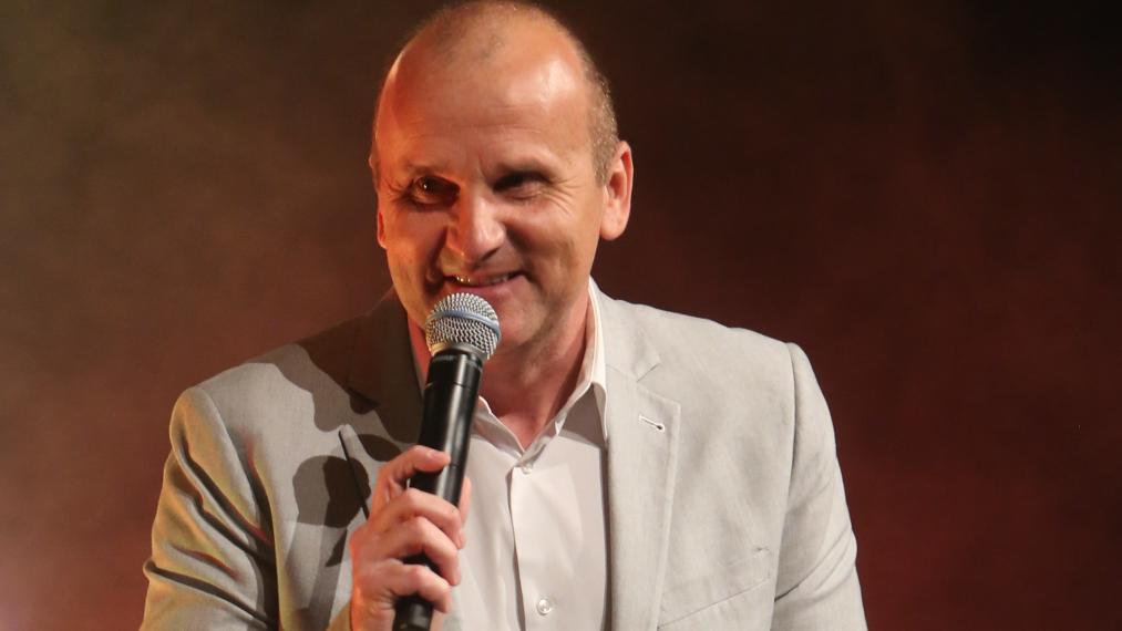 Dennie Damaro heeft een nieuwe single | Showbizzsite