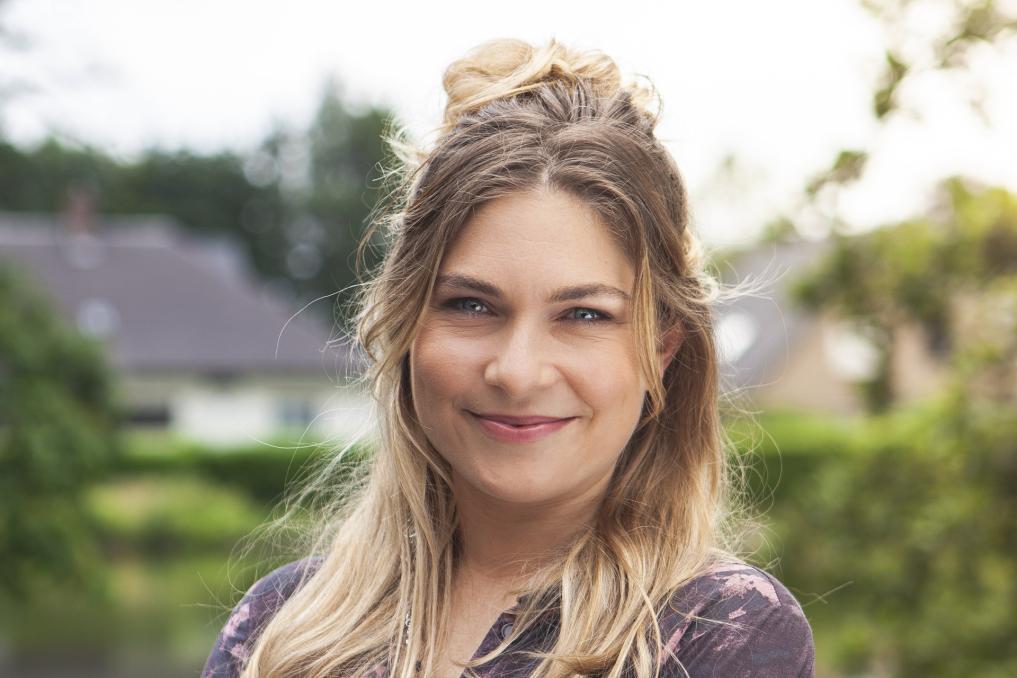 Deze Thuis-actrice heeft iets te vieren | Showbizzsite