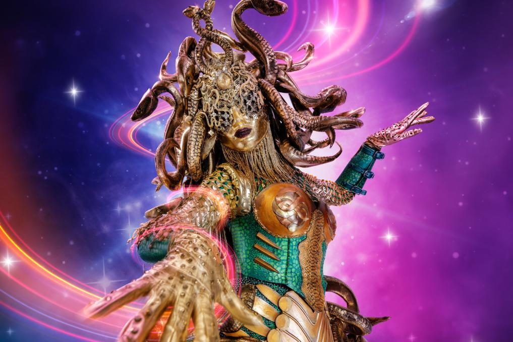 Medusa verrast in ‘The Masked Singer’ | Showbizzsite