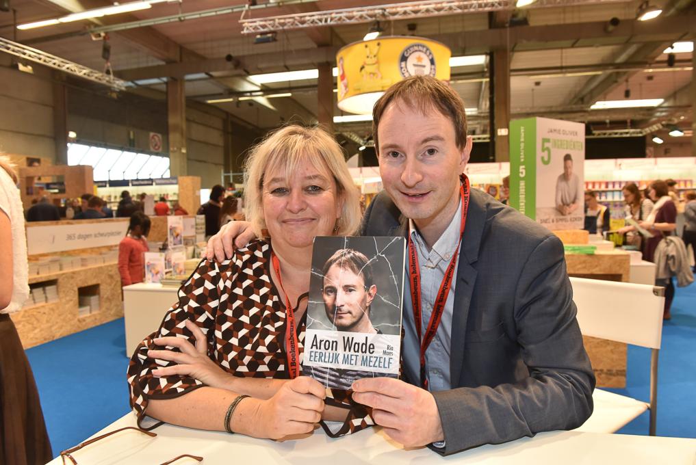 Aron Wade woont samen met een vrouw: “Maar we zijn geen koppel ...
