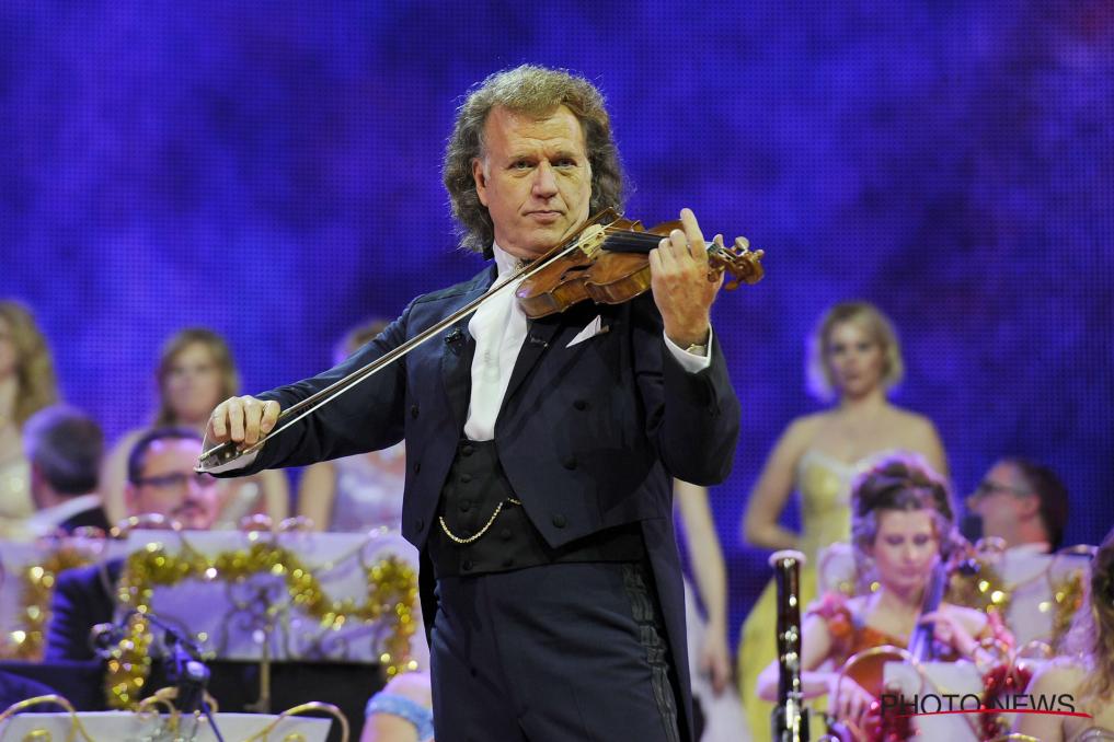 André Rieu is klaar om de kerstboom te zetten | Showbizzsite