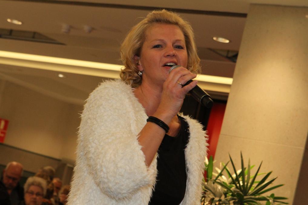 Barbara Dex: Optreden + signeersessie in Fnac in Wijnegem | Showbizzsite